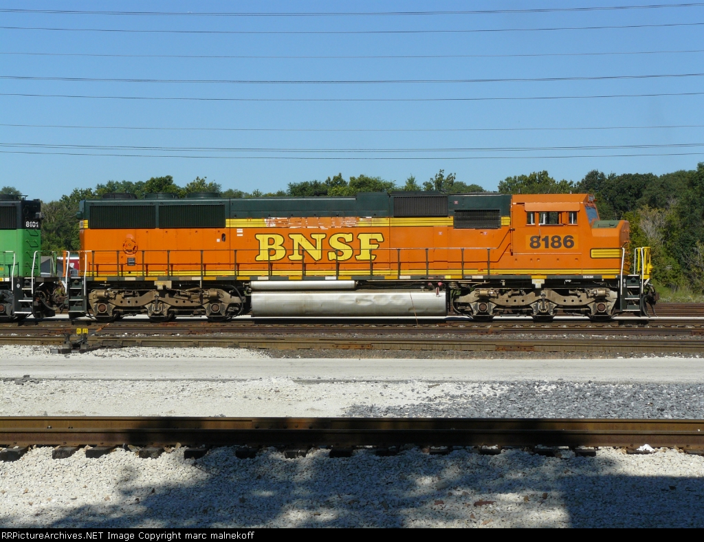 BNSF 8186